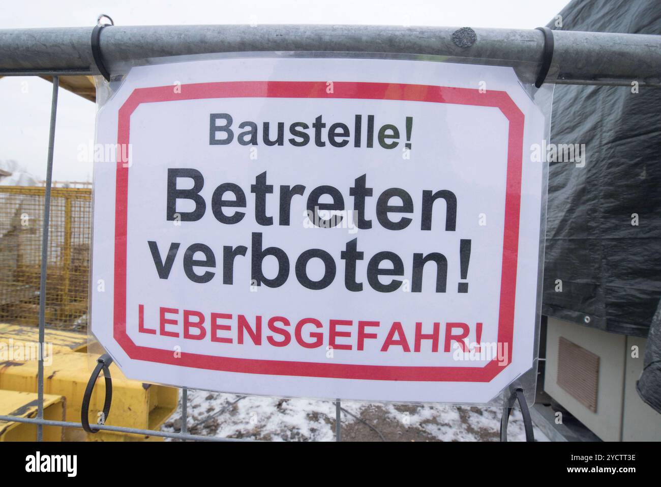 no trespassing sign at construction site, forbidden to enter premises ...