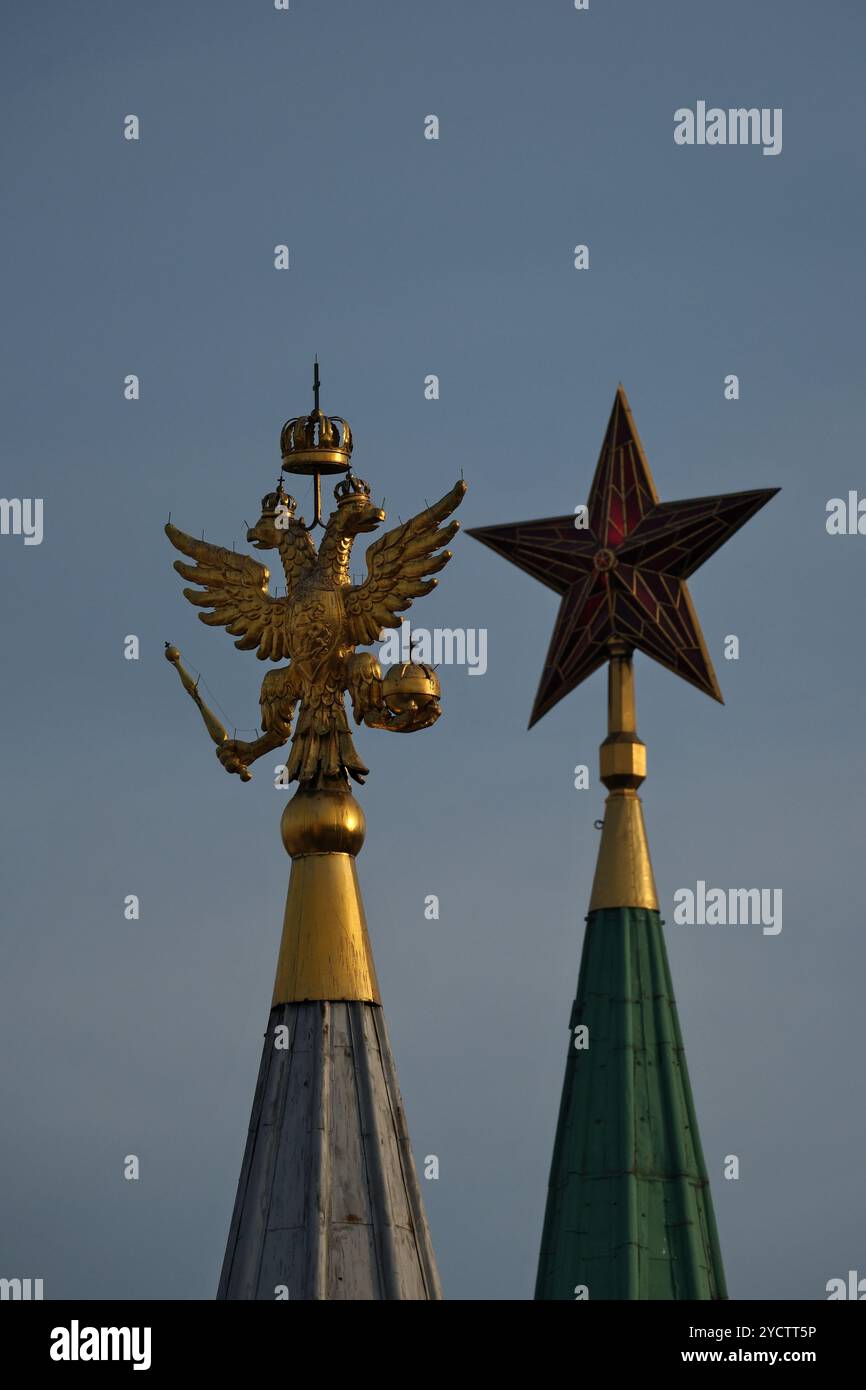 golden double-headed eagle and red Kremlin star Stock Photo - Alamy