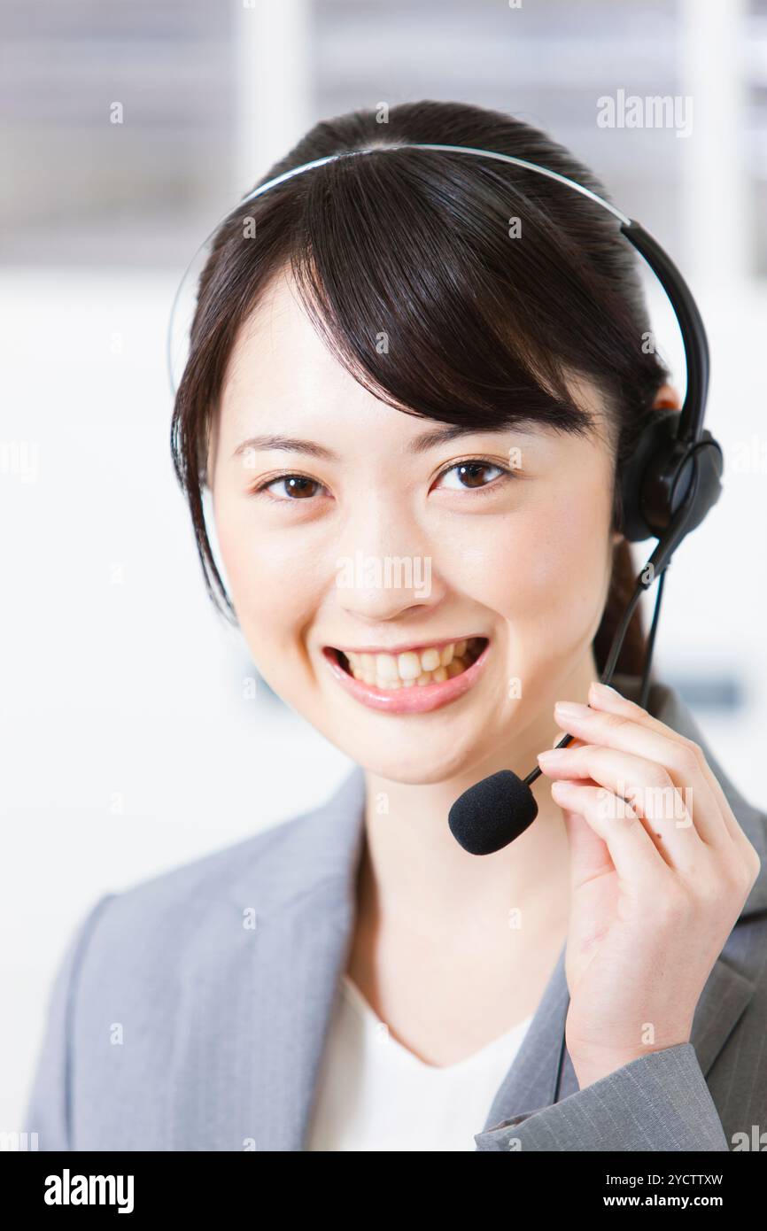 Operator woman headphone hi-res stock photography and images - Alamy