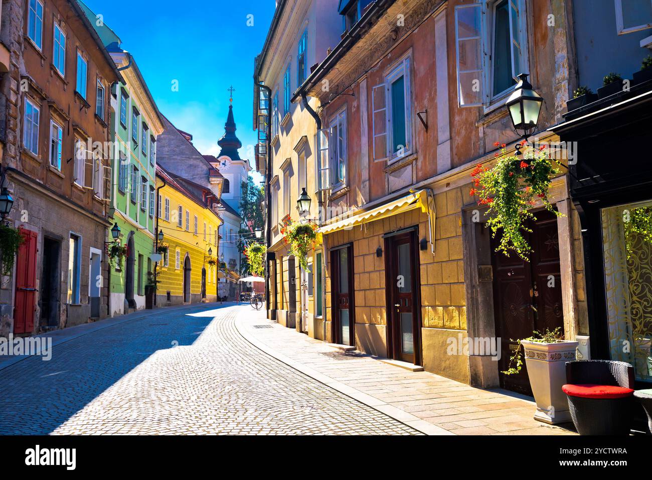 Old cobbled street town hi-res stock photography and images - Alamy