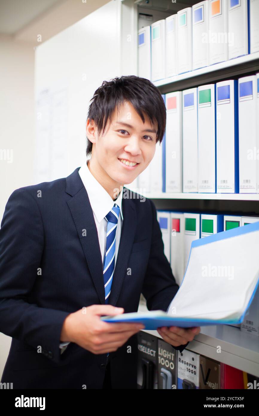 Businessman in suit folder hi-res stock photography and images - Alamy