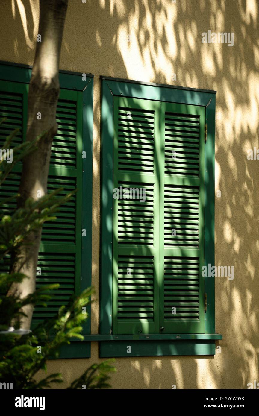 Sunlight through window hi-res stock photography and images - Alamy