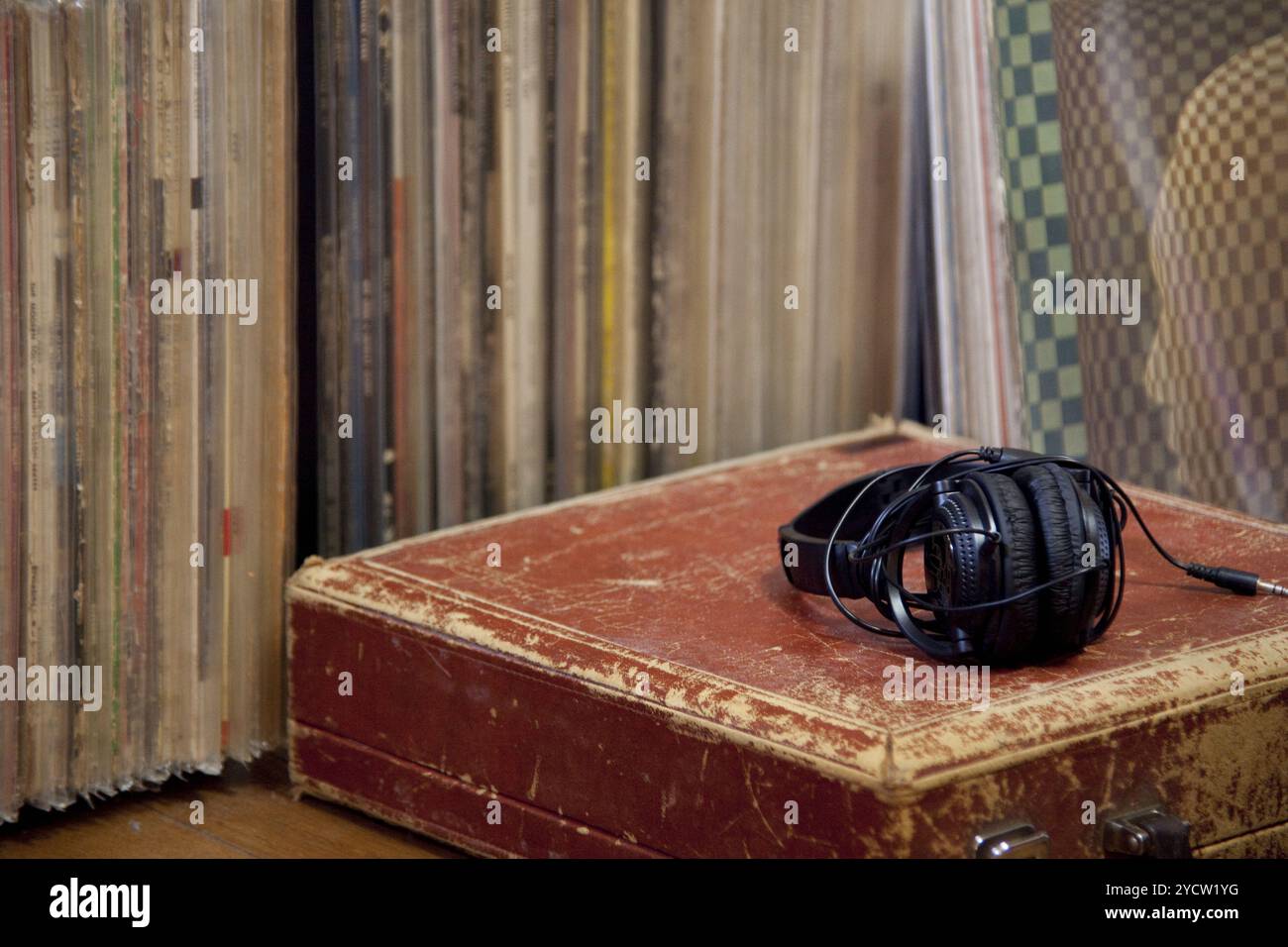 Lp record shelf hi-res stock photography and images - Alamy