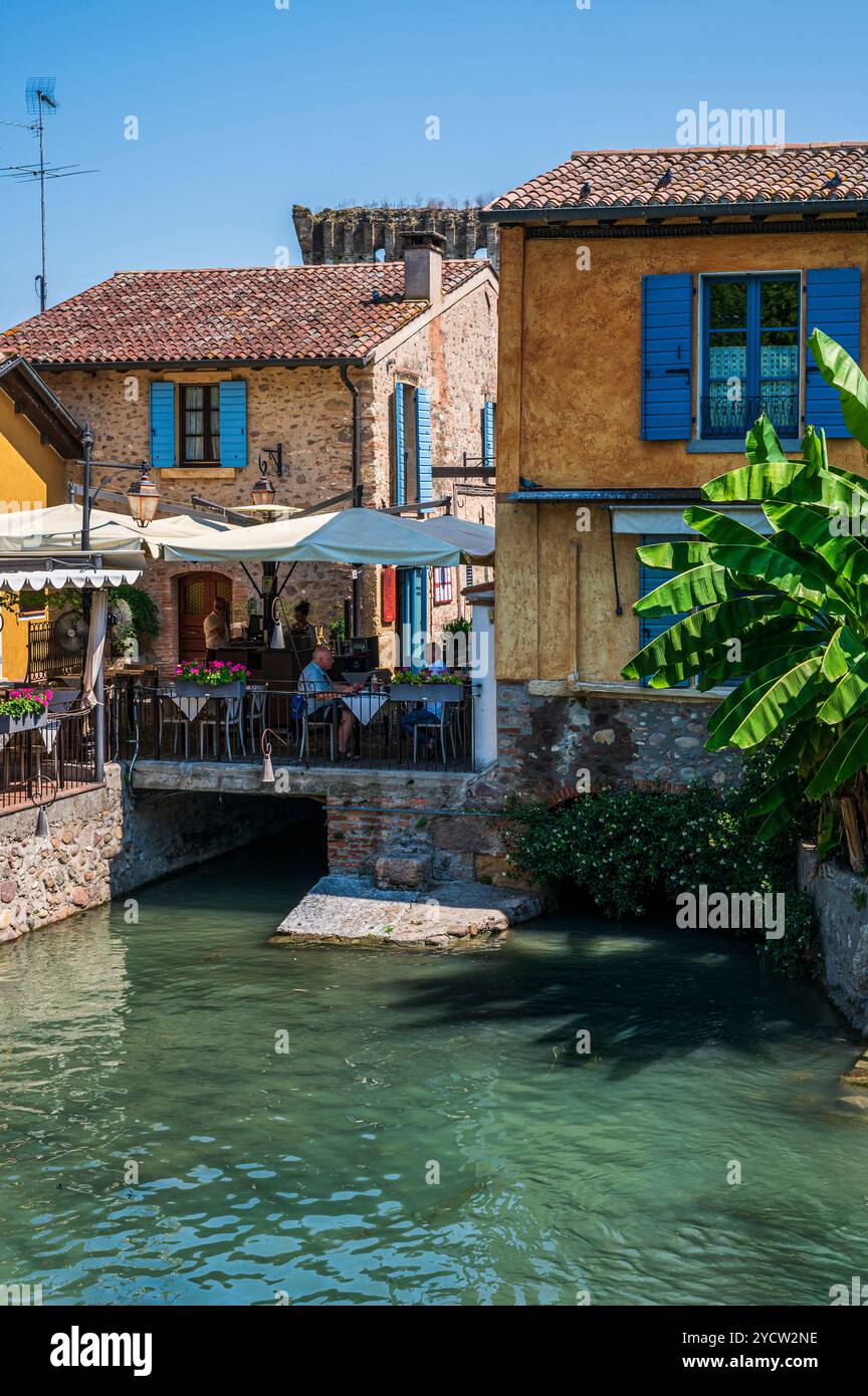Summer on the Mincio river. Historic village of Borghetto sul Mincio ...