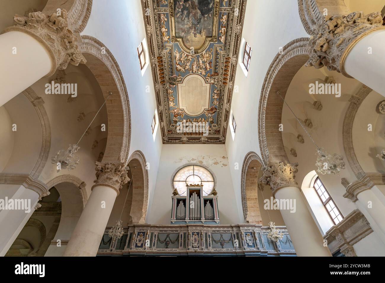 Chiesa di San Domenico Innenraum der Kirche Chiesa di San Domenico in Monopoli, Apulien, Italien ...