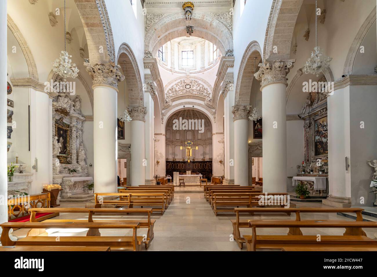Chiesa di San Domenico Innenraum der Kirche Chiesa di San Domenico in Monopoli, Apulien, Italien ...