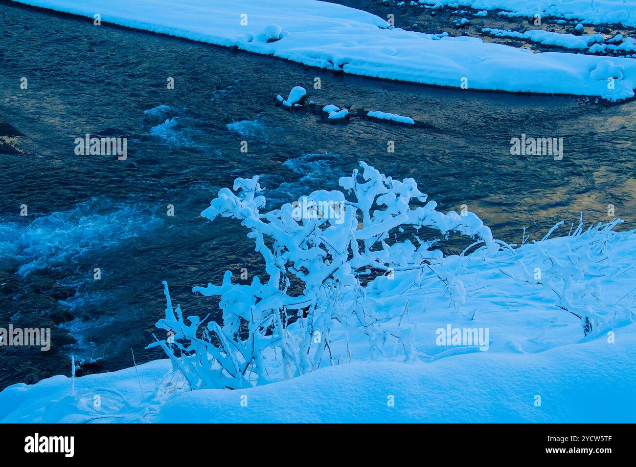 Riverside snow hi-res stock photography and images - Alamy