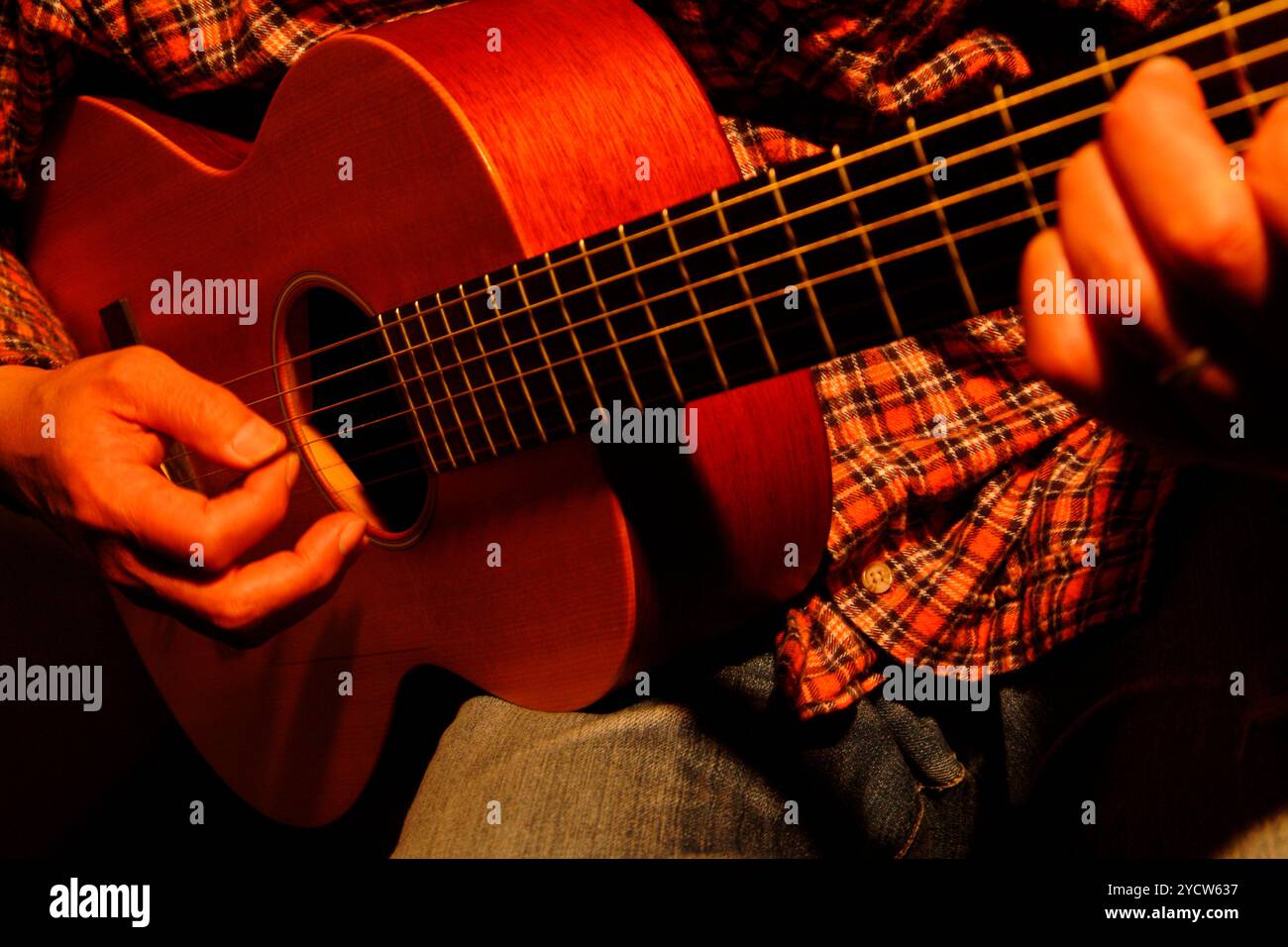 Man guitar music performance hi-res stock photography and images - Alamy