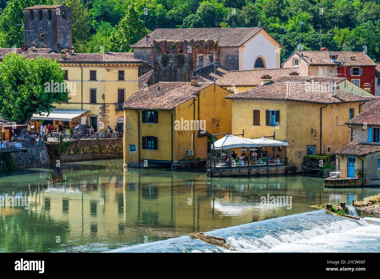 Summer on the Mincio river. Historic village of Borghetto sul Mincio ...