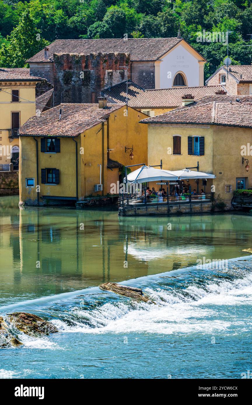 Summer on the Mincio river. Historic village of Borghetto sul Mincio ...