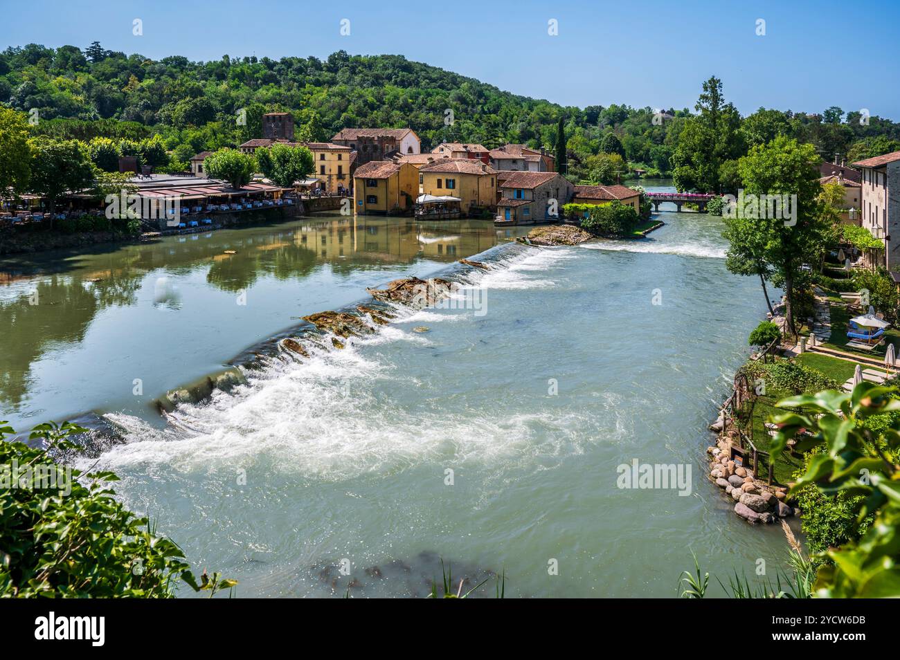 Summer on the Mincio river. Historic village of Borghetto sul Mincio ...