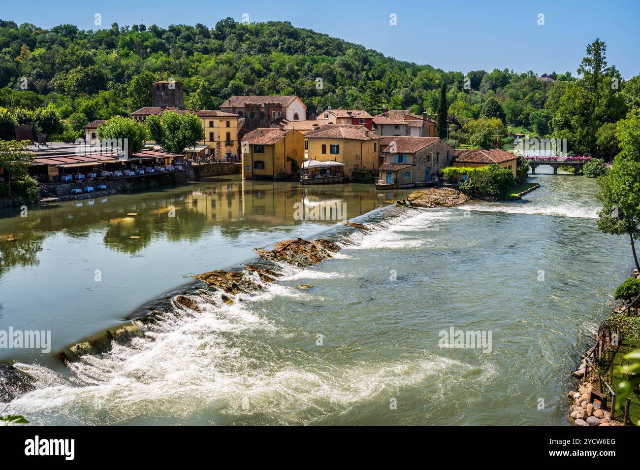 Summer on the Mincio river. Historic village of Borghetto sul Mincio ...