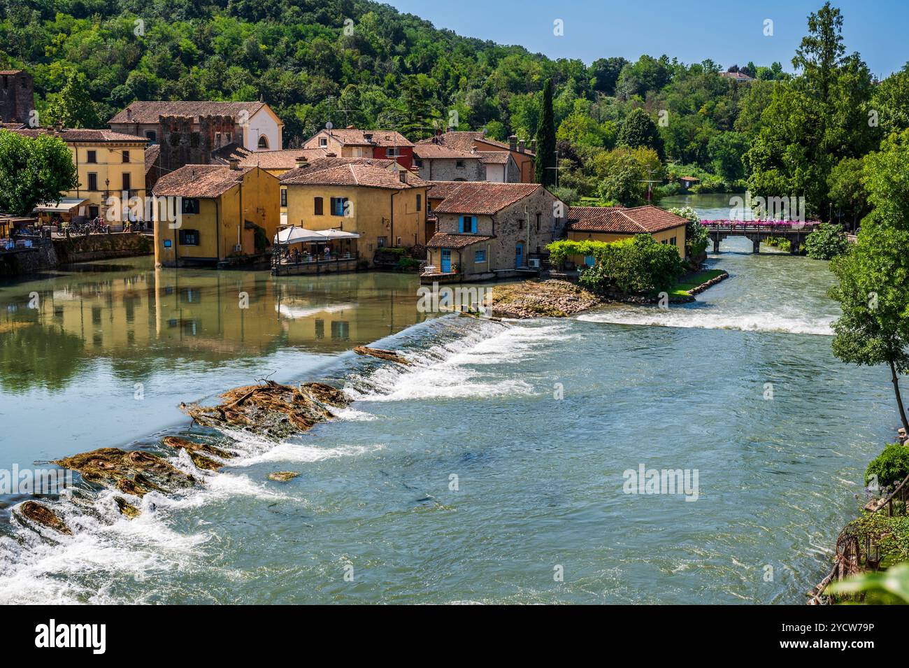 Summer on the Mincio river. Historic village of Borghetto sul Mincio ...