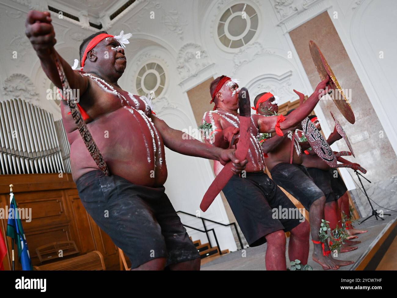 24 October 2024, Hesse, Frankfurt/Main: Men of the Warlpiri community ...