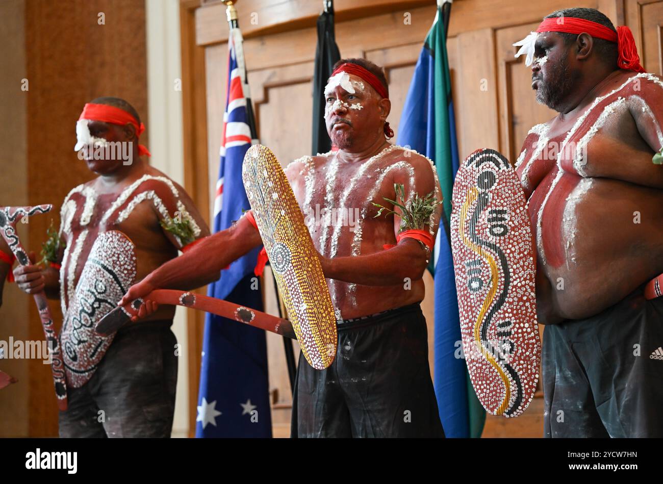 24 October 2024, Hesse, Frankfurt/Main: Men of the Warlpiri community ...