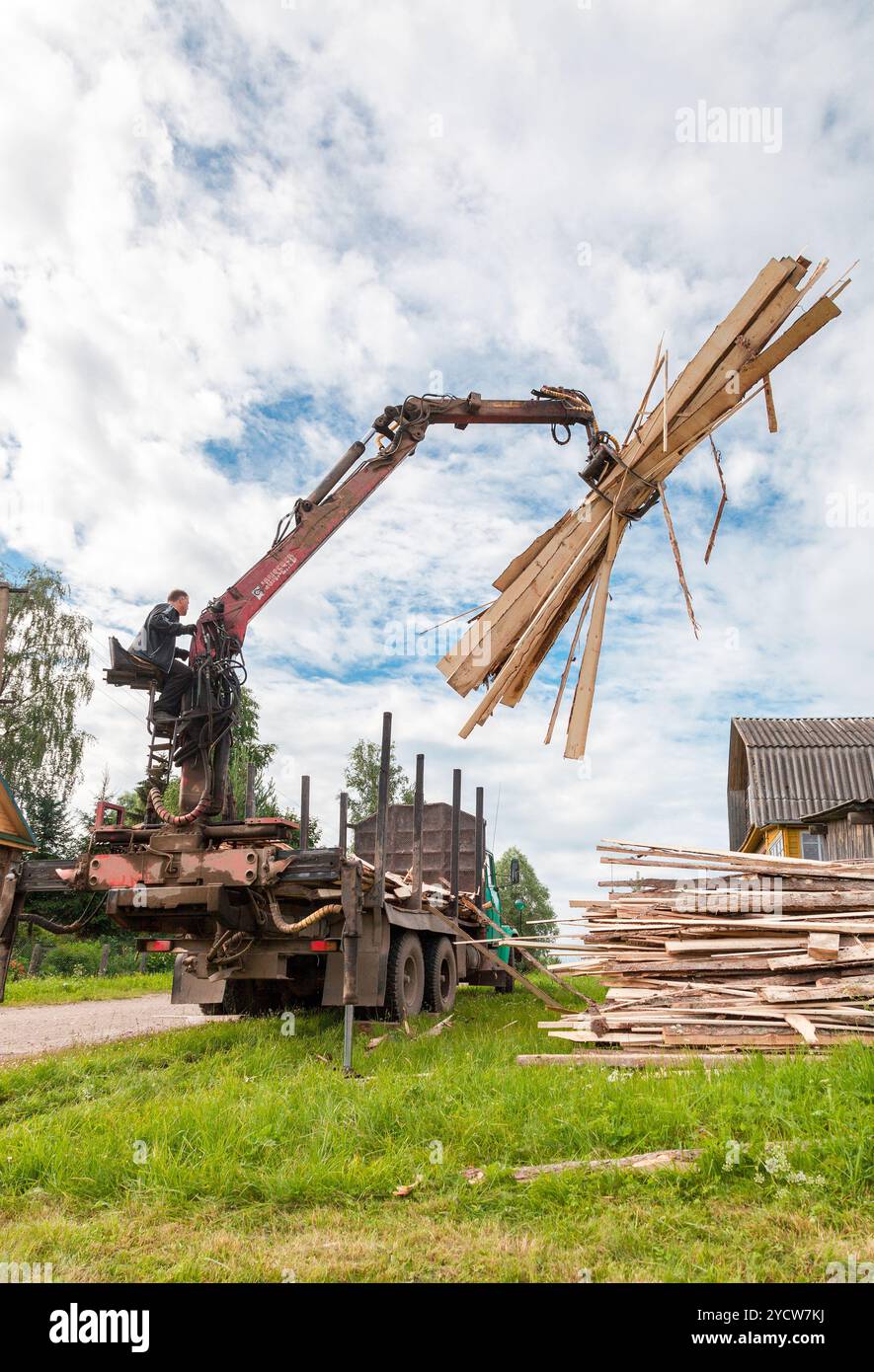 Loading timber from truck hi-res stock photography and images - Alamy