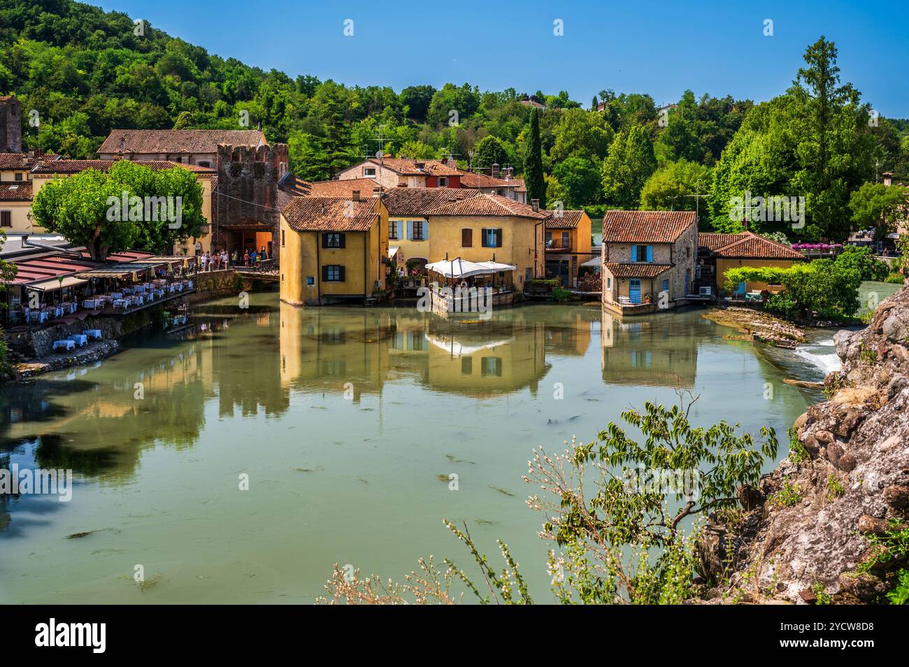 Summer on the Mincio river. Historic village of Borghetto sul Mincio ...
