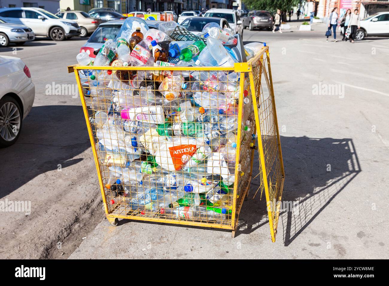 Large street garbage container hi-res stock photography and images - Alamy