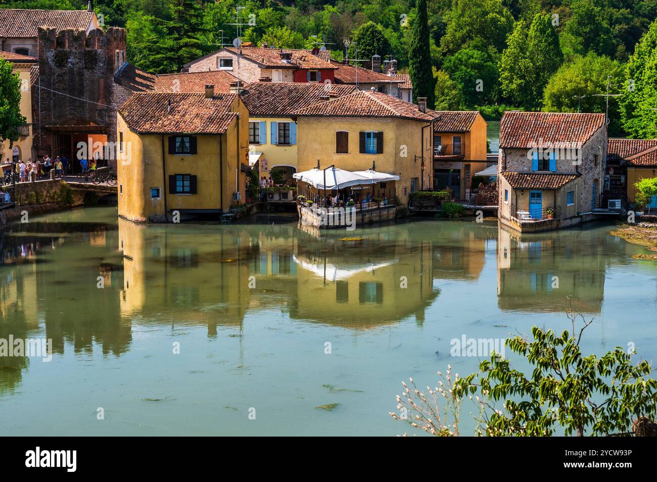 Summer on the Mincio river. Historic village of Borghetto sul Mincio ...