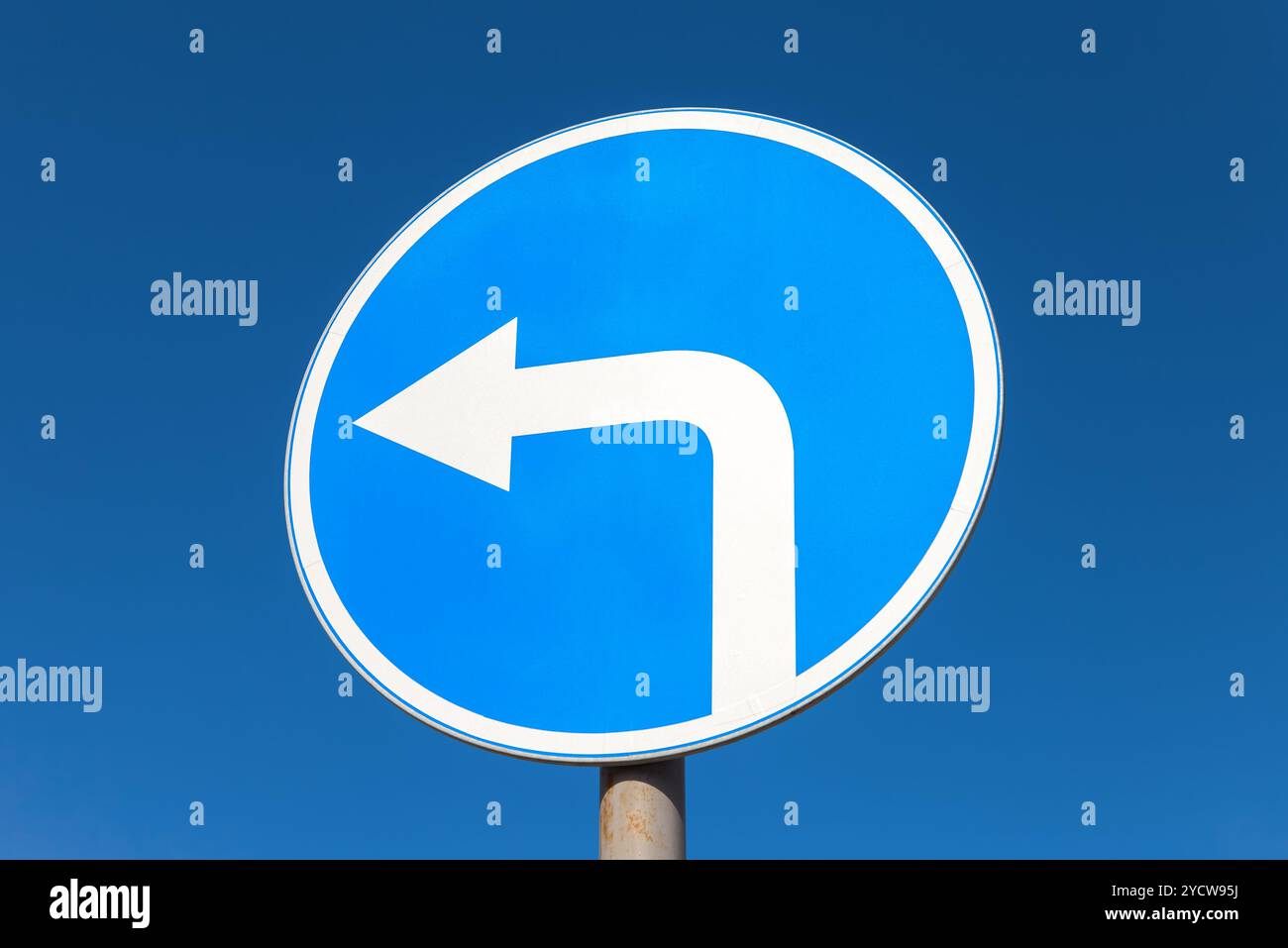 Road sign arrow blue round hi-res stock photography and images - Alamy