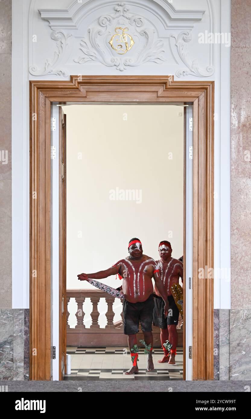 24 October 2024, Hesse, Frankfurt/Main: Men of the Warlpiri community ...