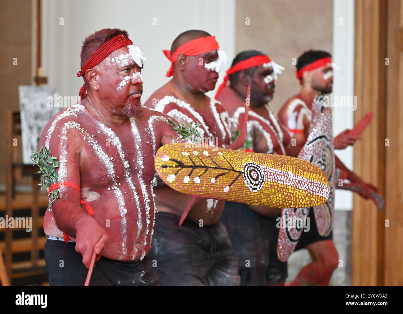 24 October 2024, Hesse, Frankfurt/Main: Men of the Warlpiri community ...