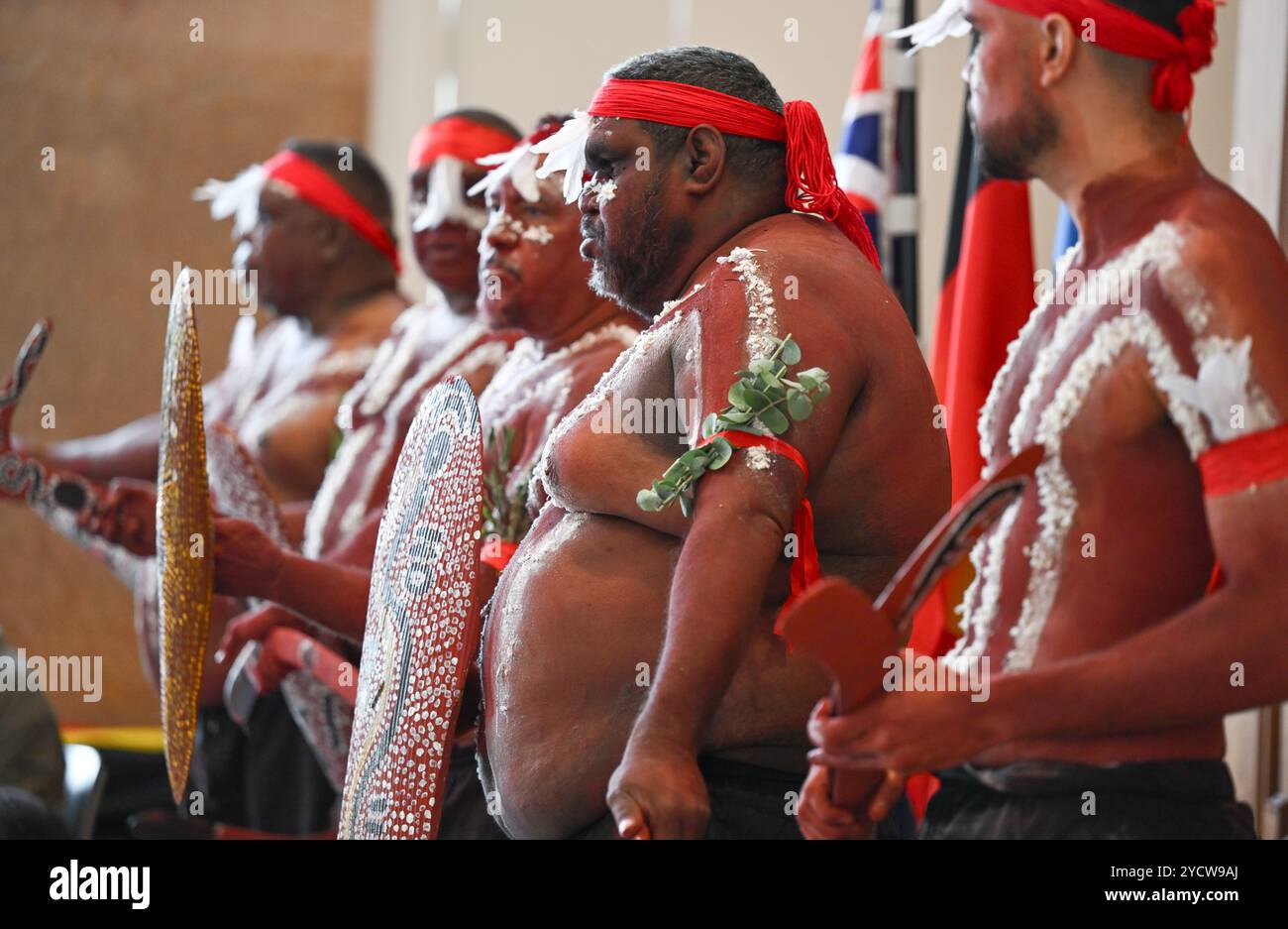 24 October 2024, Hesse, Frankfurt/Main: Men of the Warlpiri community ...