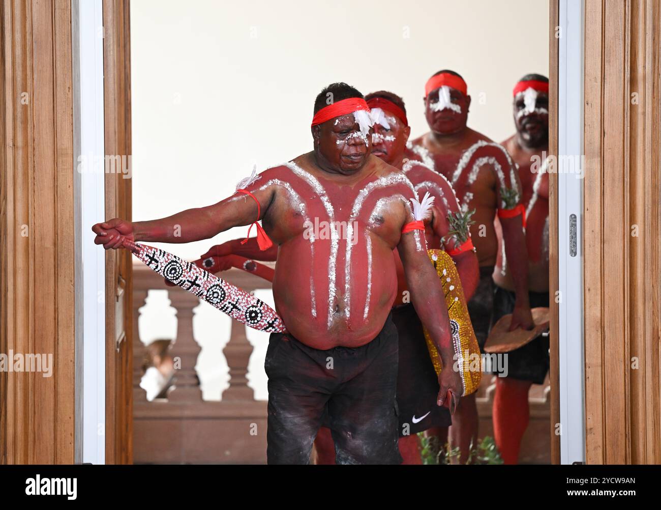 24 October 2024, Hesse, Frankfurt/Main: Men of the Warlpiri community ...