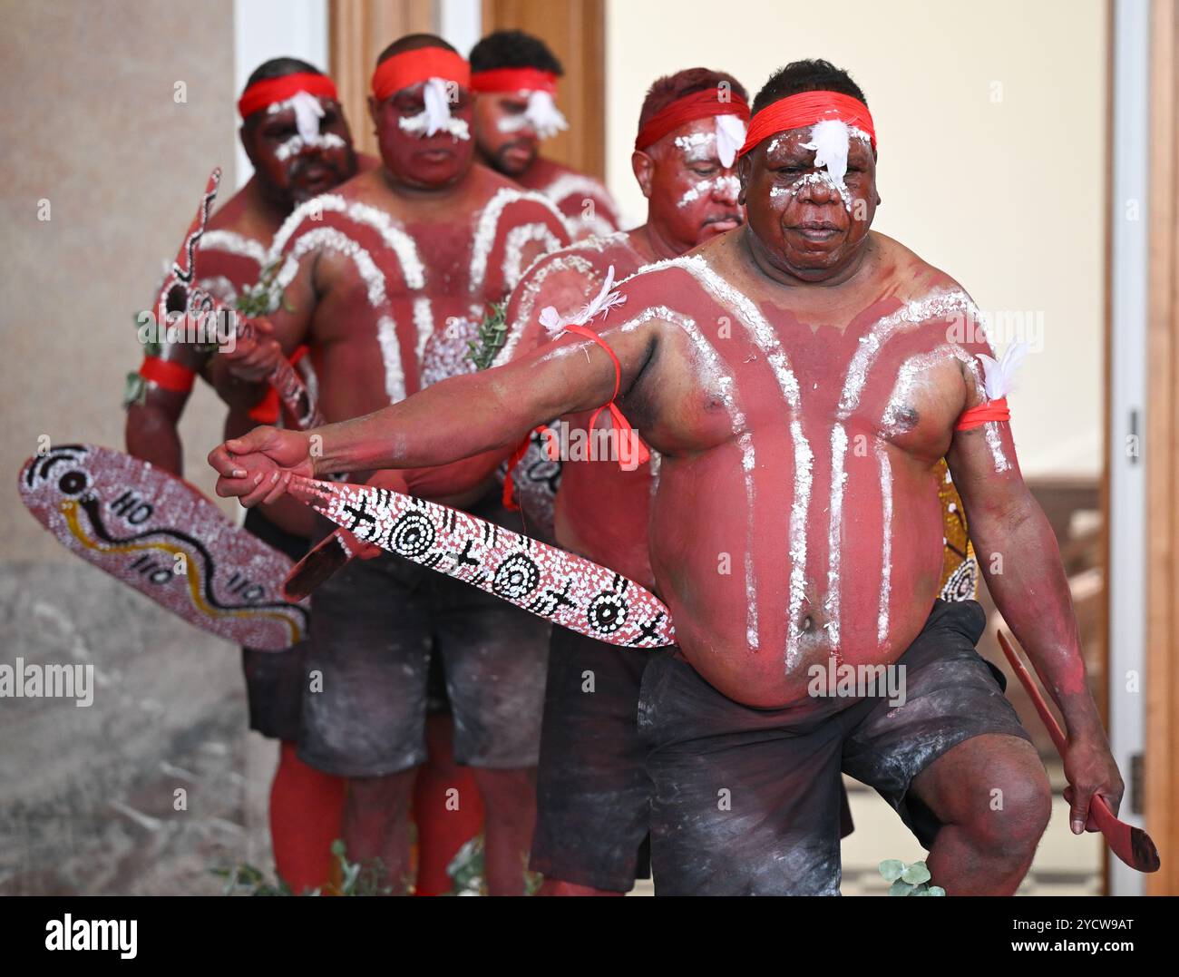 24 October 2024, Hesse, Frankfurt/Main: Men of the Warlpiri community ...
