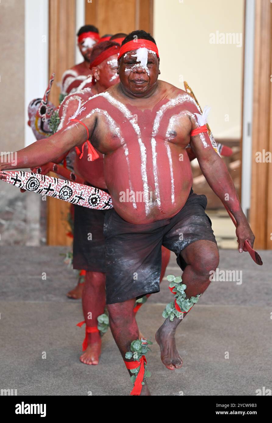 24 October 2024, Hesse, Frankfurt/Main: Men of the Warlpiri community ...