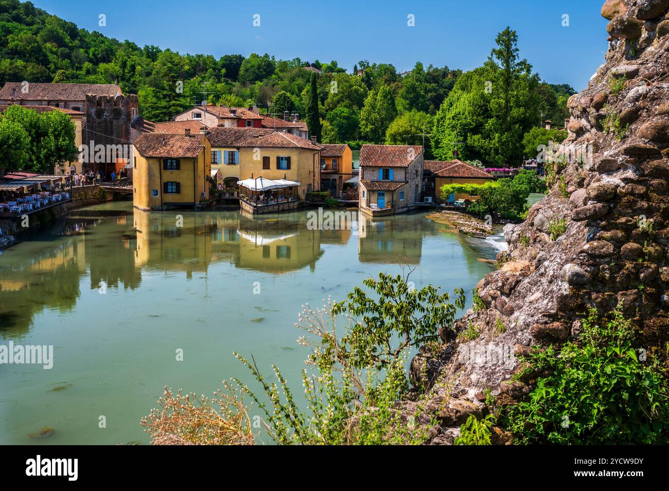 Summer on the Mincio river. Historic village of Borghetto sul Mincio ...
