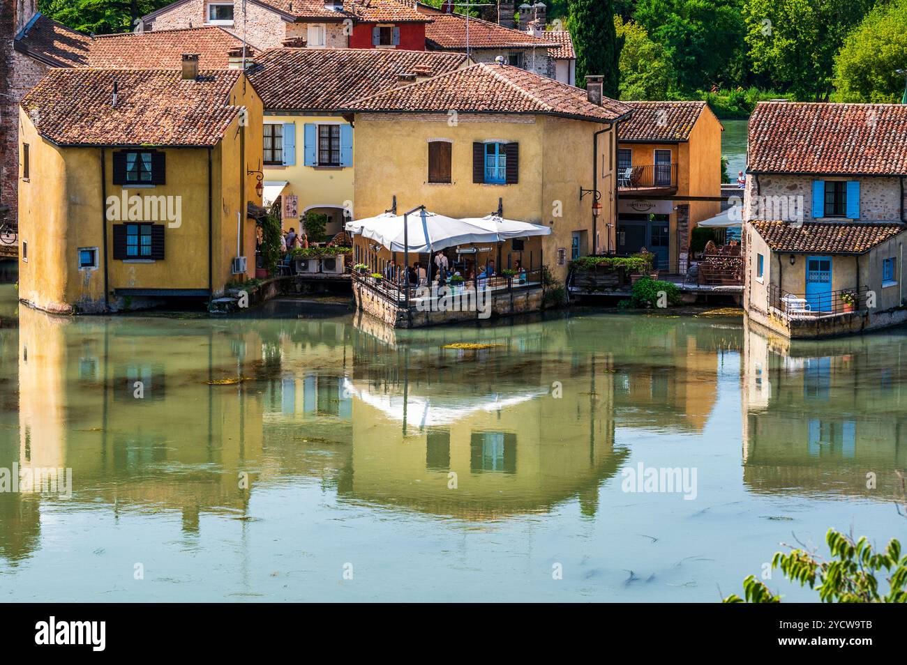 Summer on the Mincio river. Historic village of Borghetto sul Mincio ...