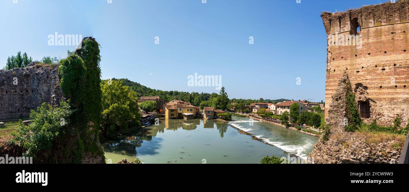 Summer on the Mincio river. Historic village of Borghetto sul Mincio ...