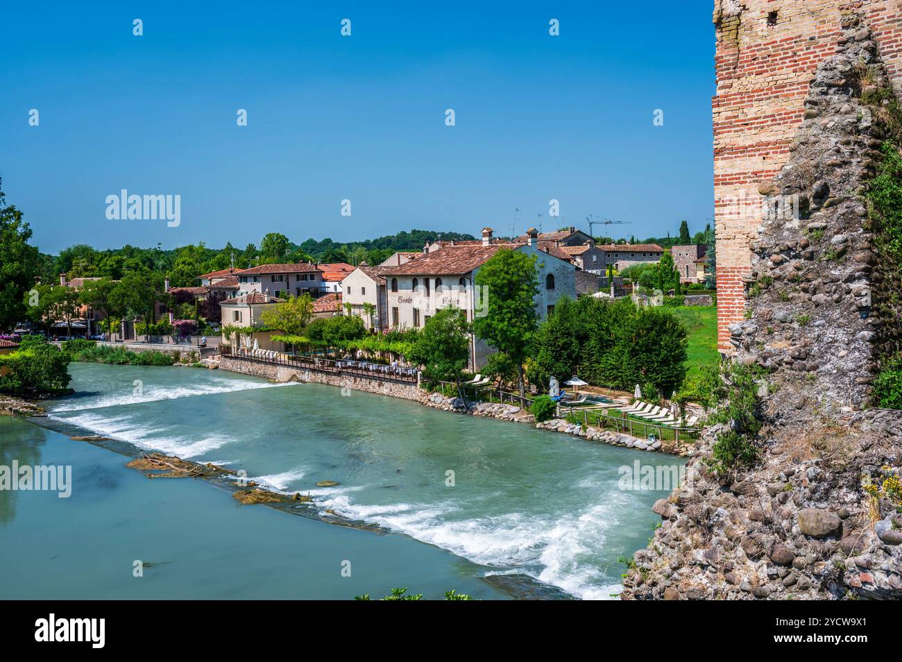 Summer on the Mincio river. Historic village of Borghetto sul Mincio ...