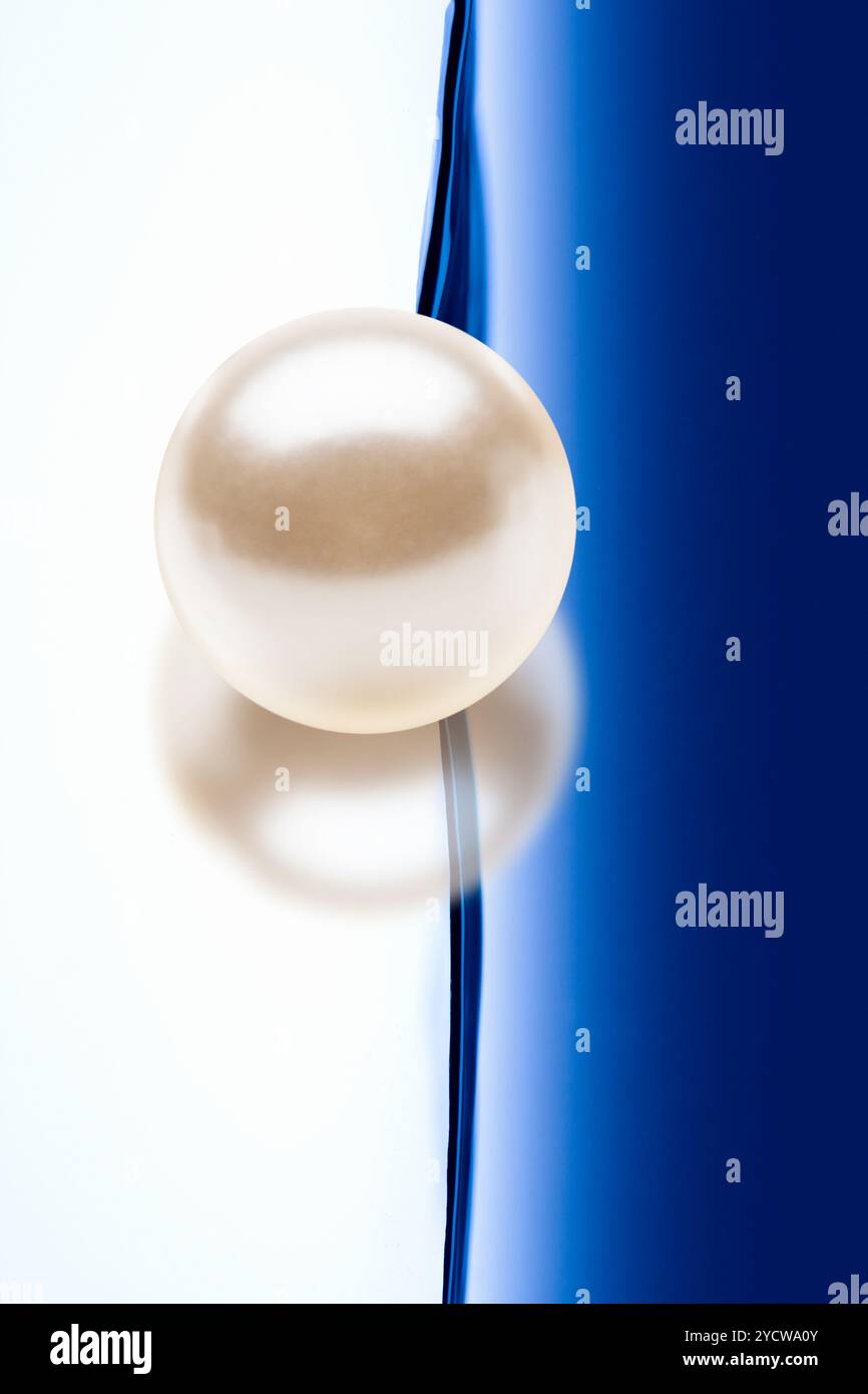 Round pearl circle hi-res stock photography and images - Alamy