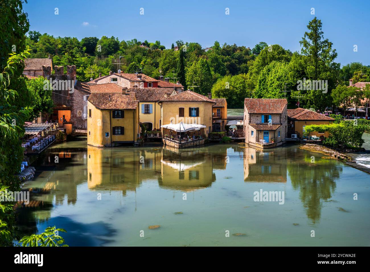 Summer on the Mincio river. Historic village of Borghetto sul Mincio ...