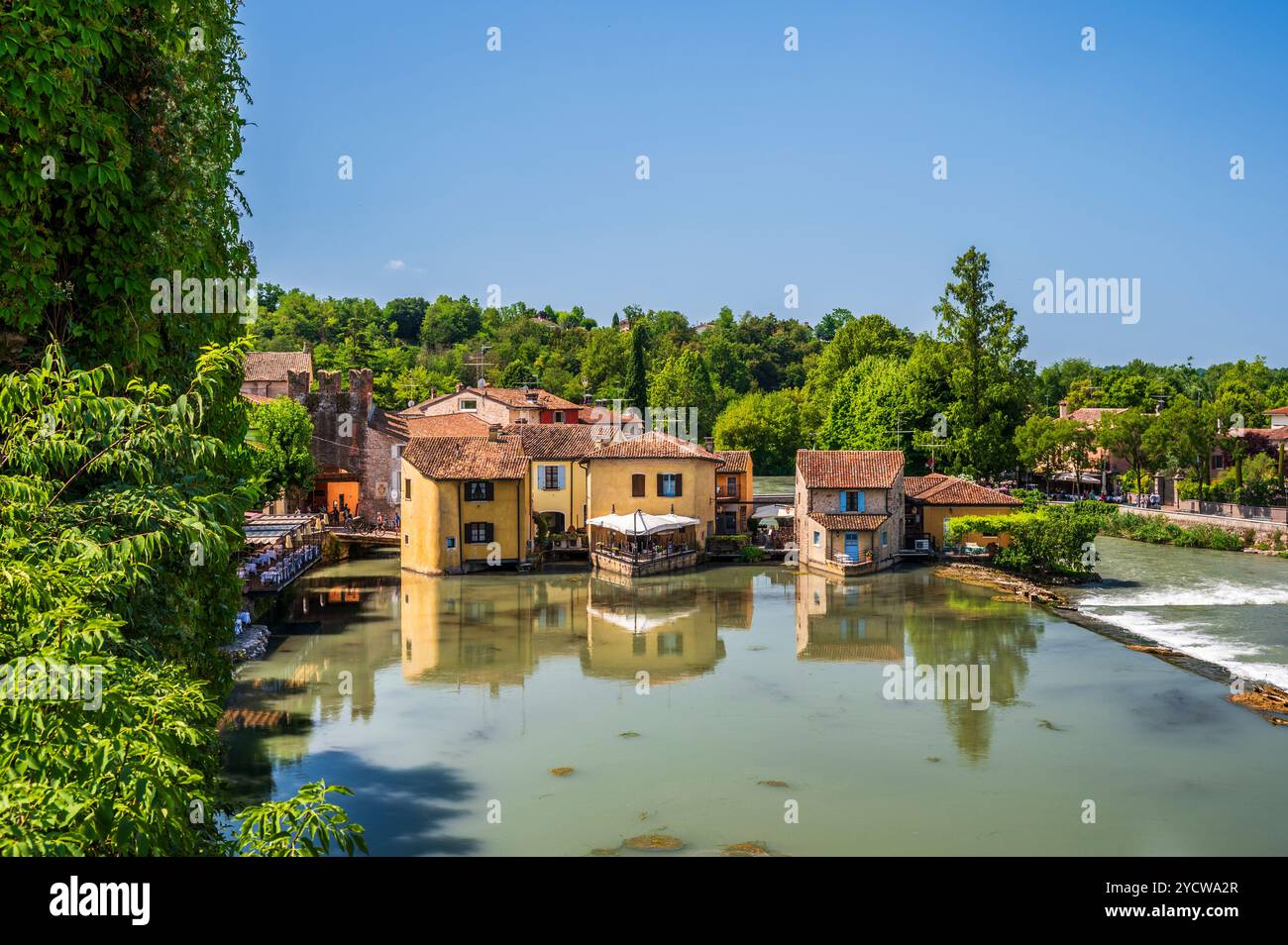 Summer on the Mincio river. Historic village of Borghetto sul Mincio ...