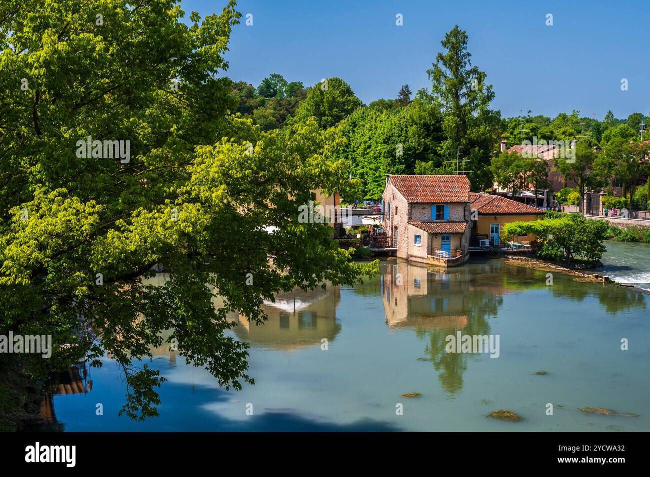 Summer on the Mincio river. Historic village of Borghetto sul Mincio ...