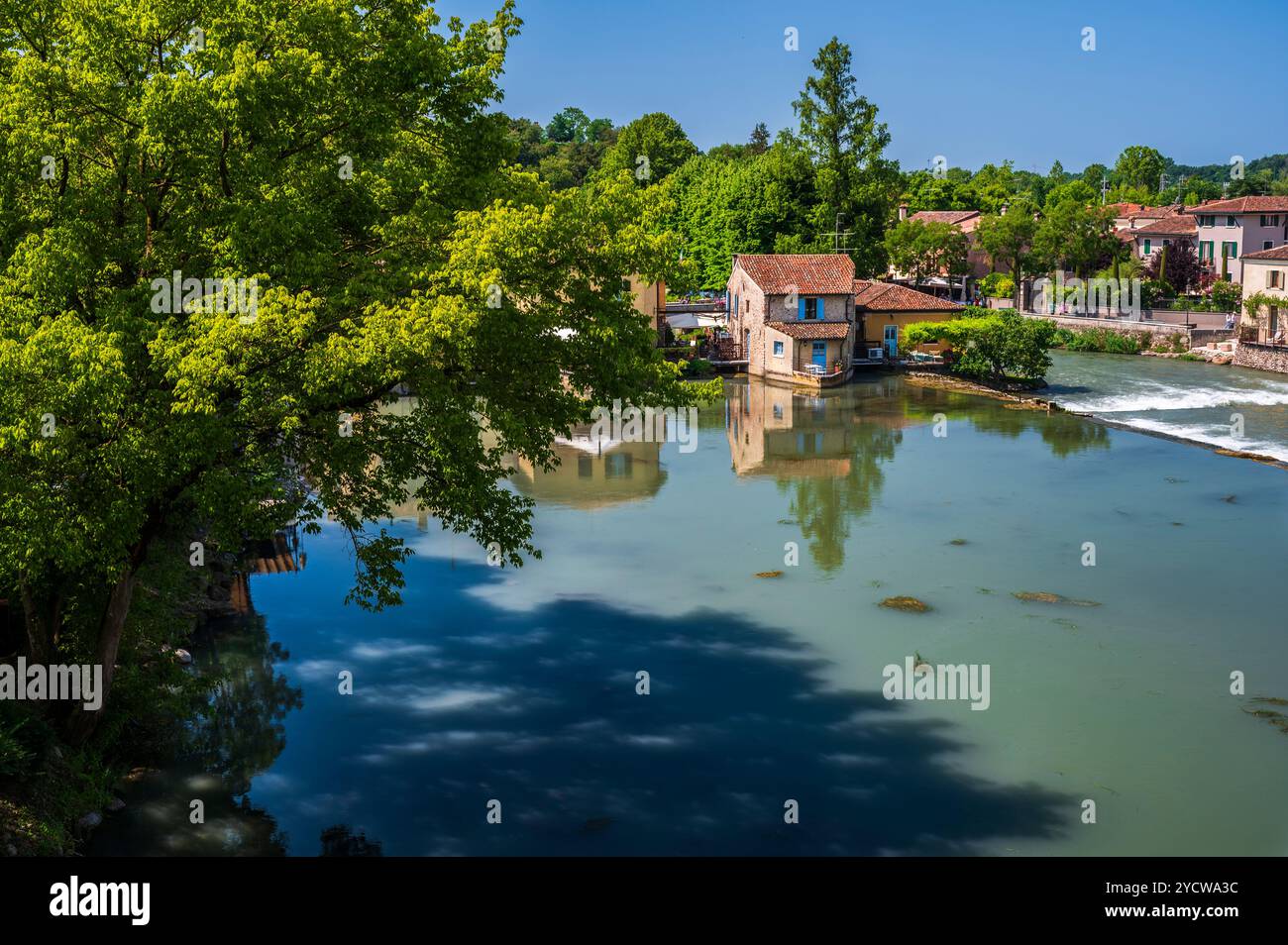 Summer on the Mincio river. Historic village of Borghetto sul Mincio ...
