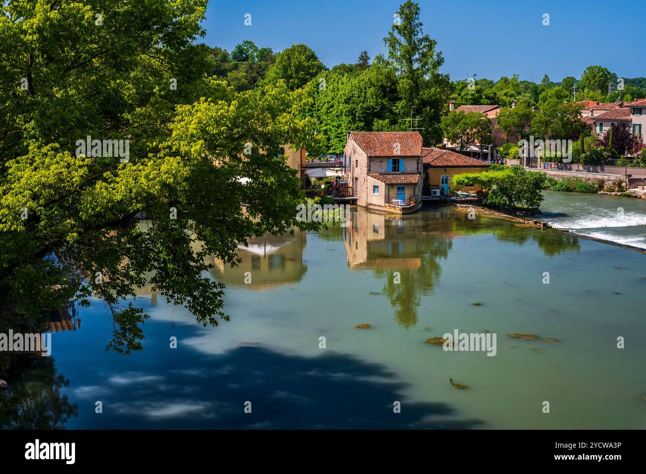 Summer on the Mincio river. Historic village of Borghetto sul Mincio ...