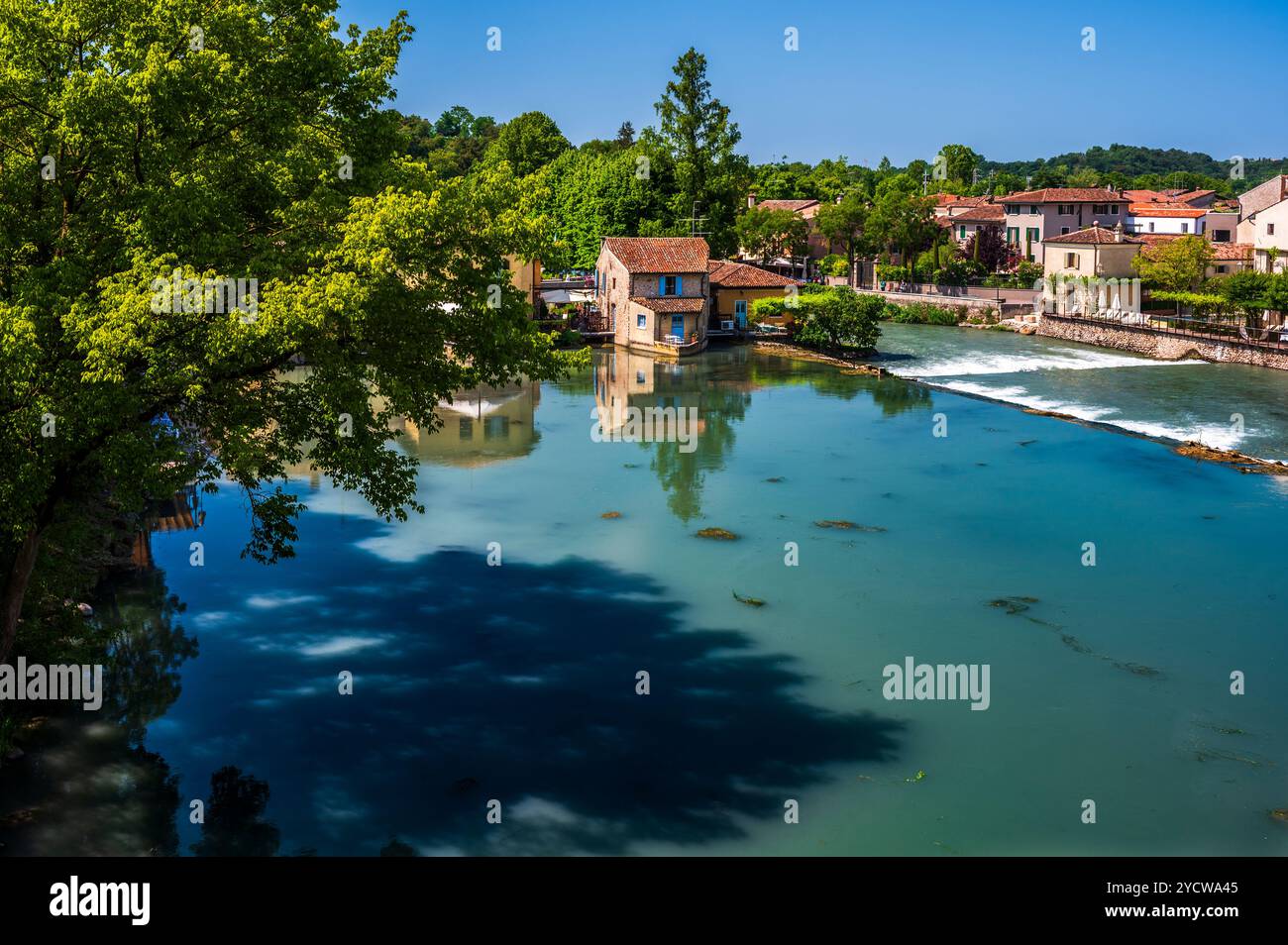 Summer on the Mincio river. Historic village of Borghetto sul Mincio ...