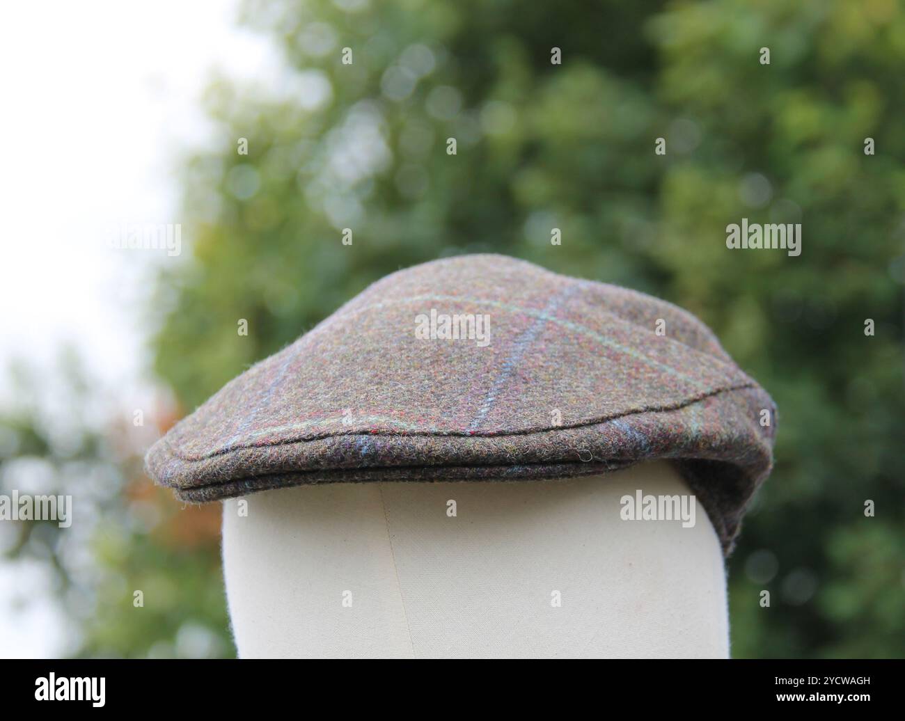 Flat cloth cap hi-res stock photography and images - Alamy