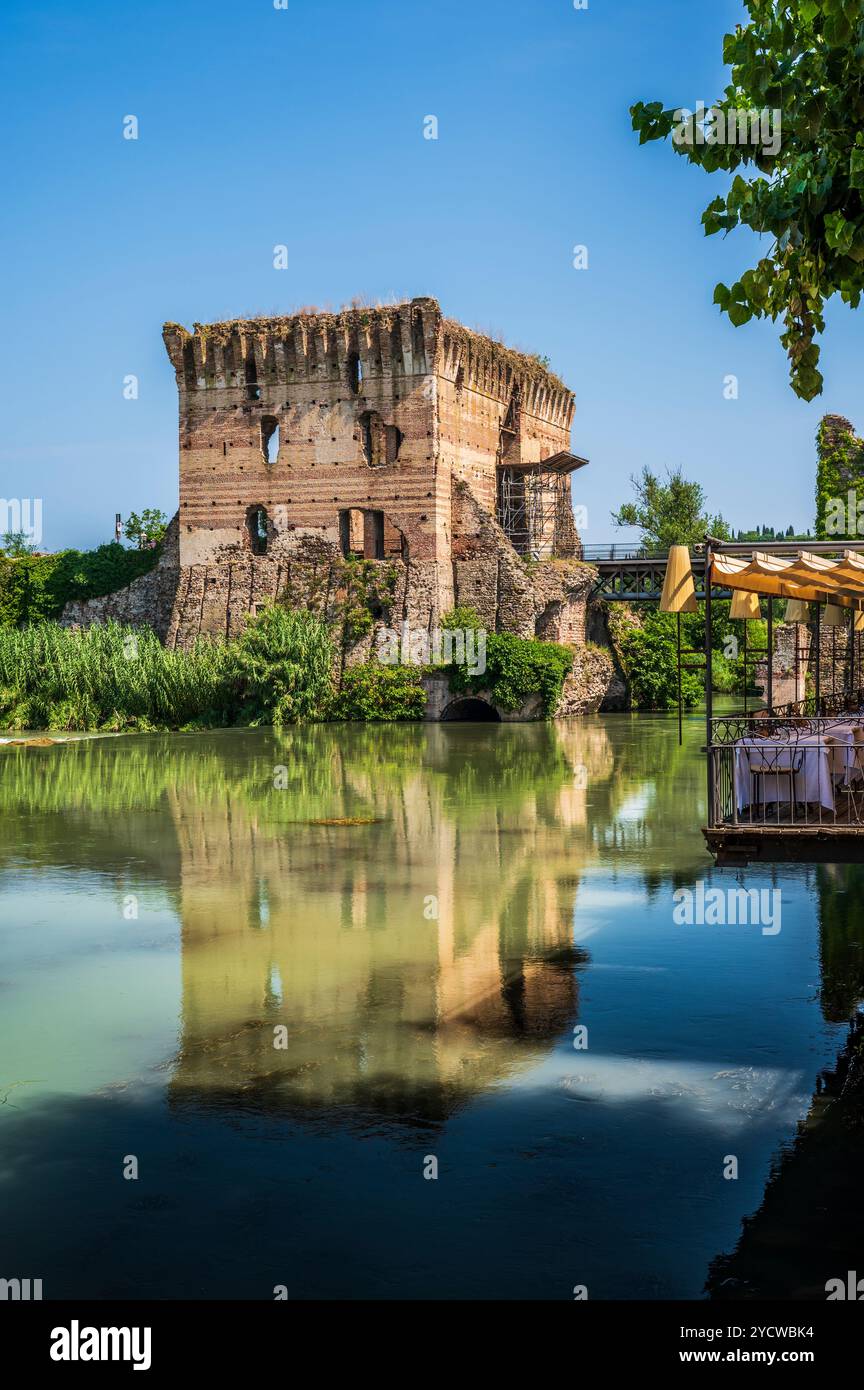 Summer on the Mincio river. Historic village of Borghetto sul Mincio ...
