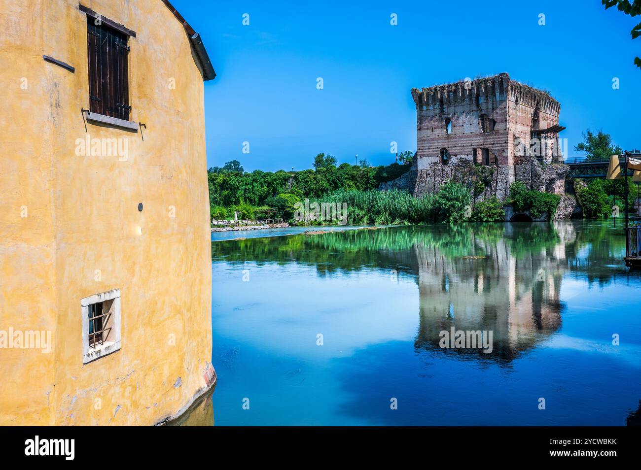 Summer on the Mincio river. Historic village of Borghetto sul Mincio ...