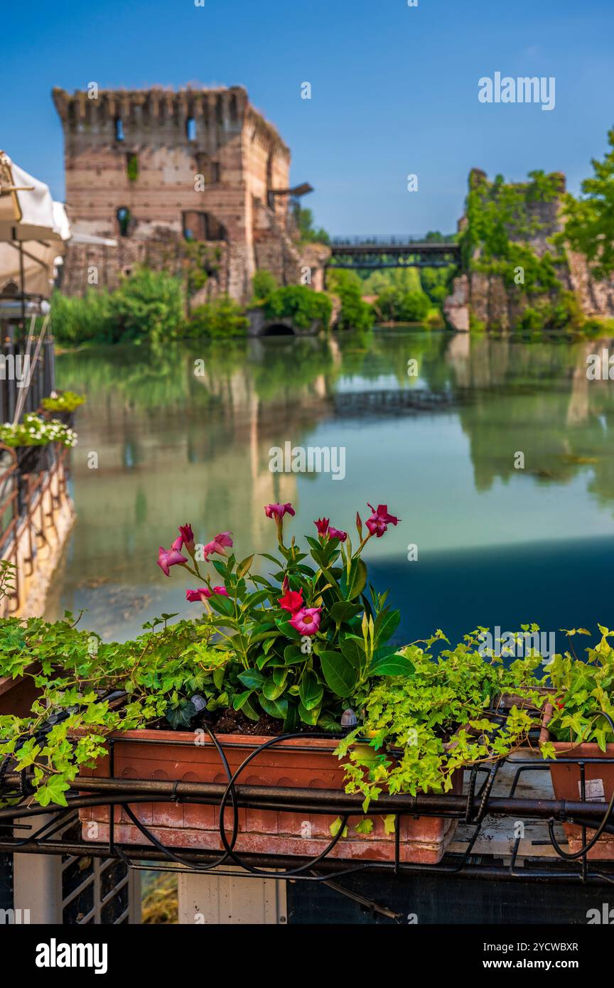 Summer on the Mincio river. Historic village of Borghetto sul Mincio ...