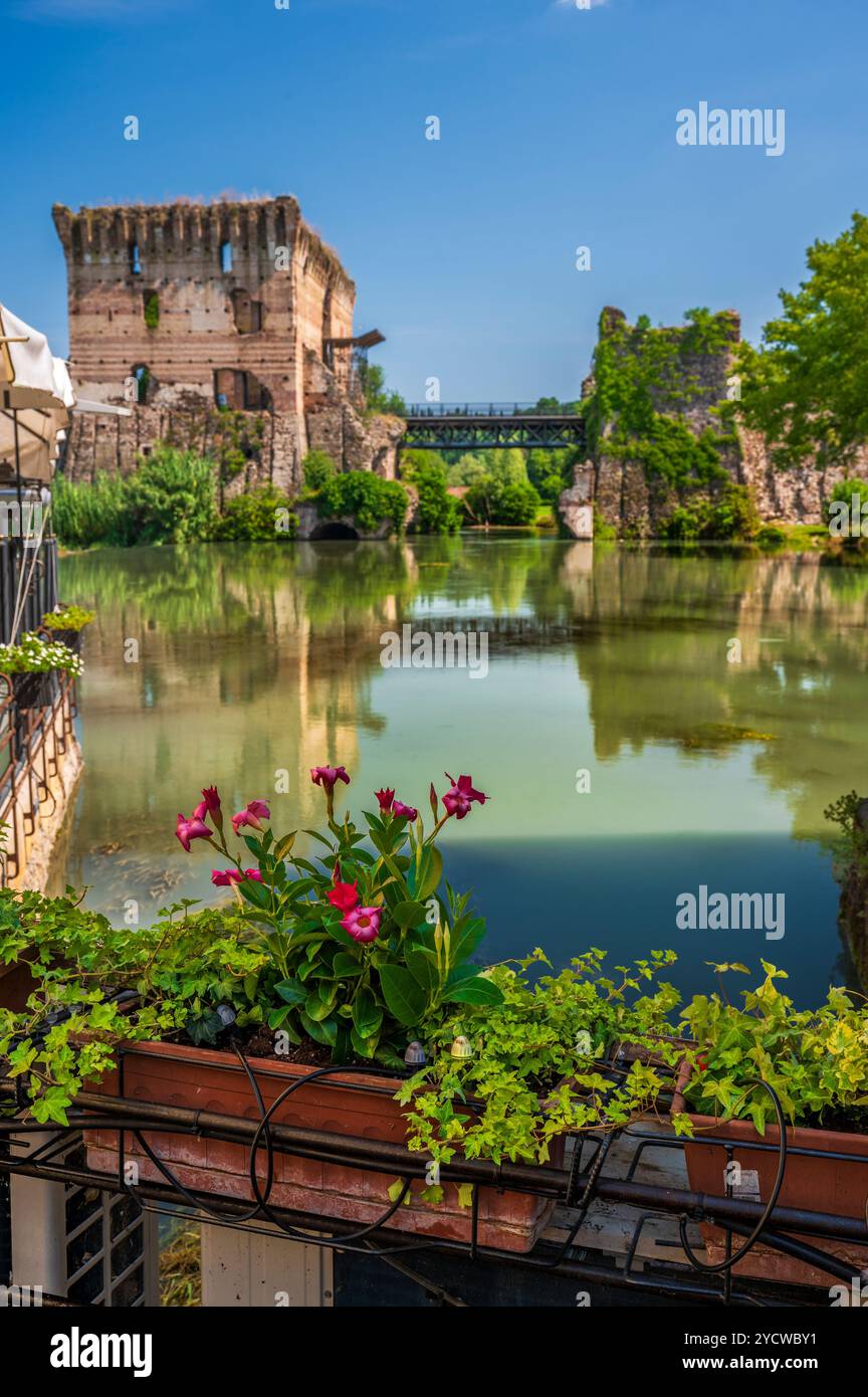 Summer on the Mincio river. Historic village of Borghetto sul Mincio ...