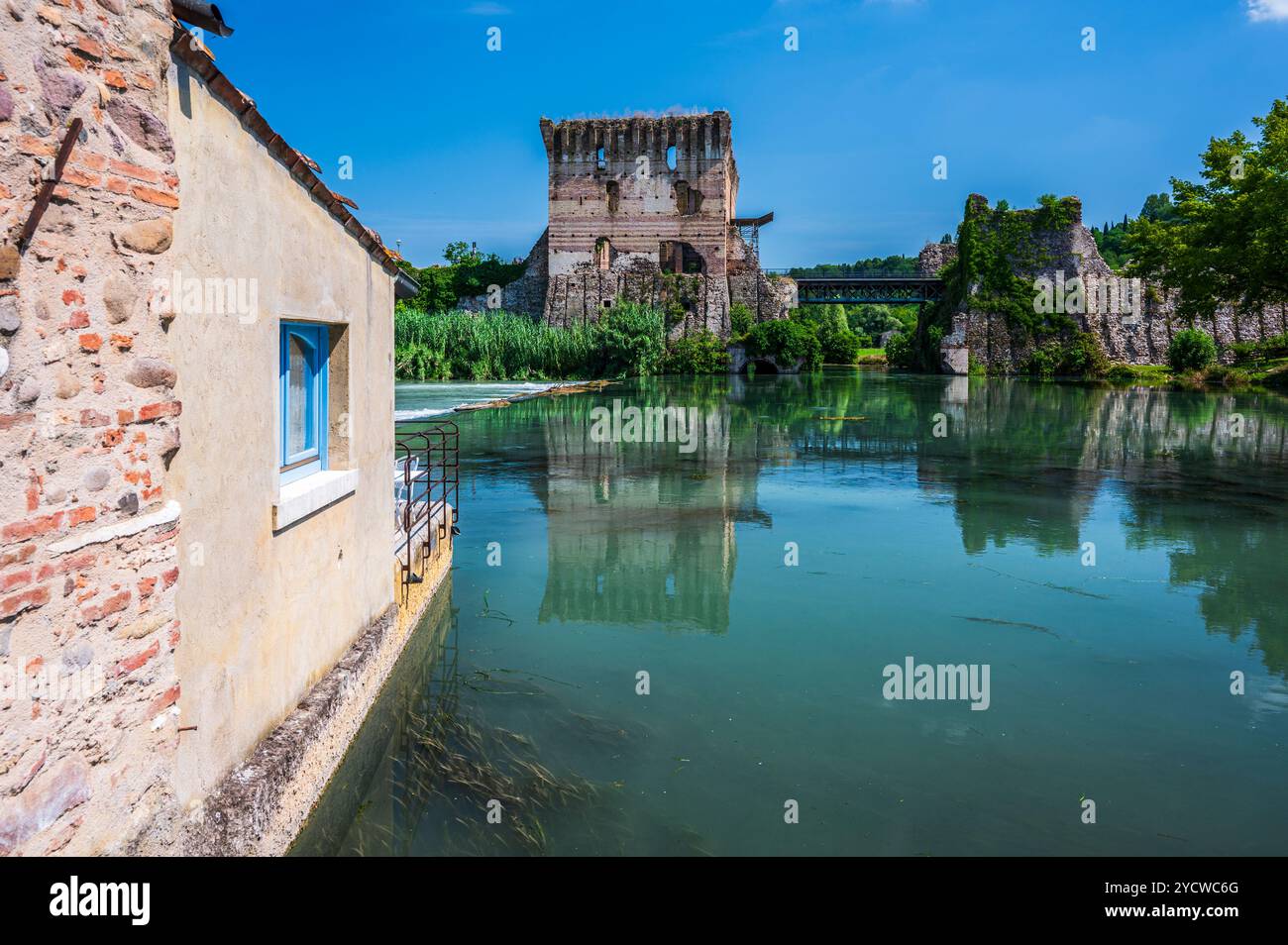 Summer on the Mincio river. Historic village of Borghetto sul Mincio ...