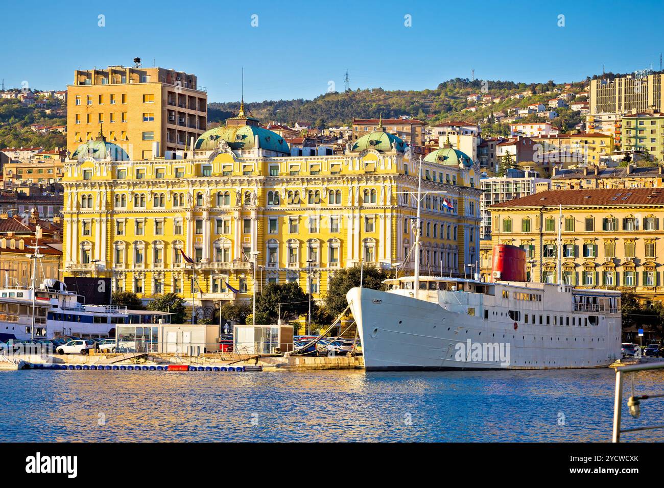 Tourist ship city architecture hi-res stock photography and images - Alamy
