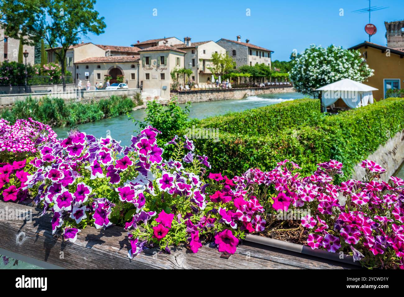 Summer on the Mincio river. Historic village of Borghetto sul Mincio ...
