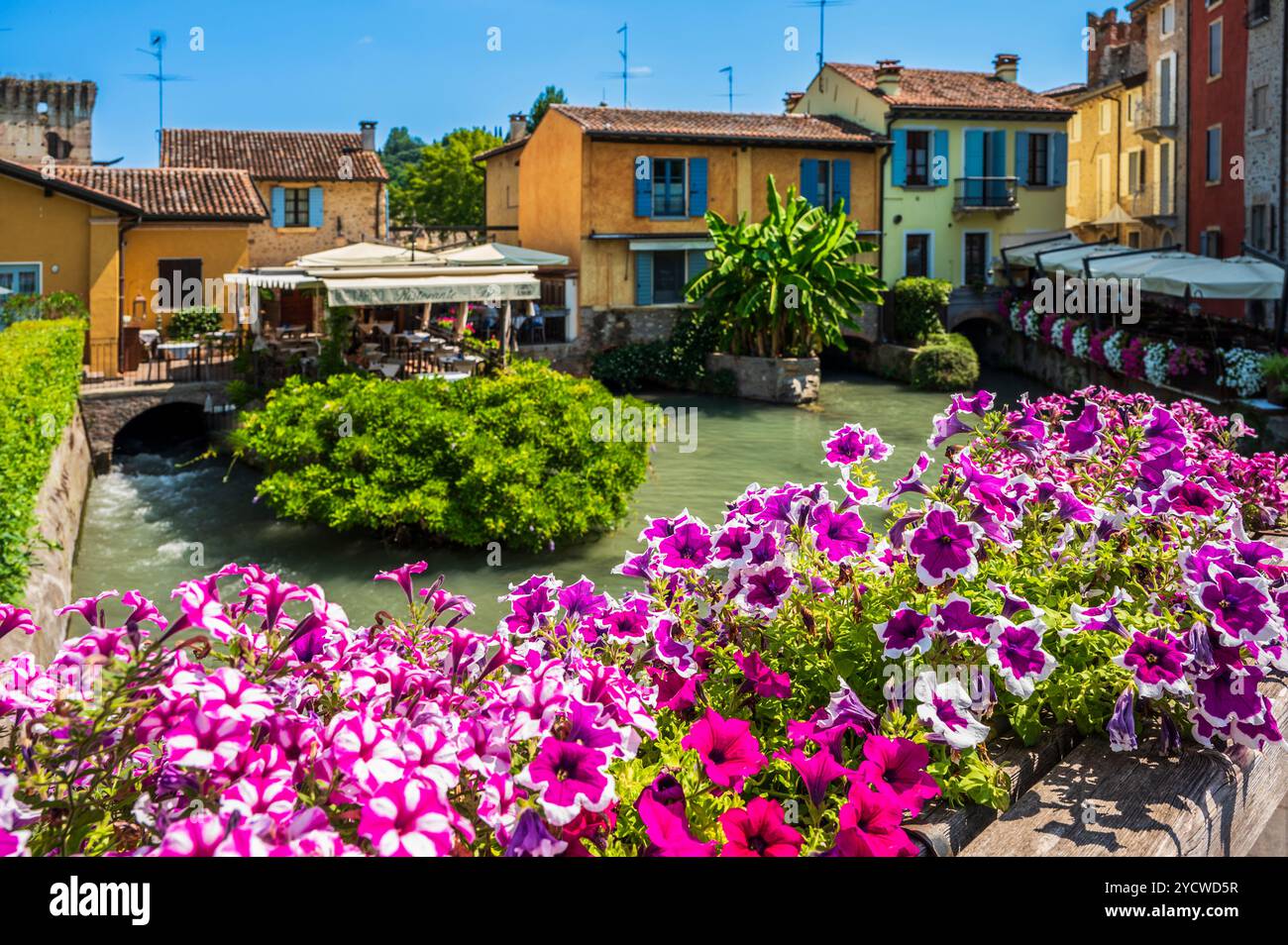 Summer on the Mincio river. Historic village of Borghetto sul Mincio ...